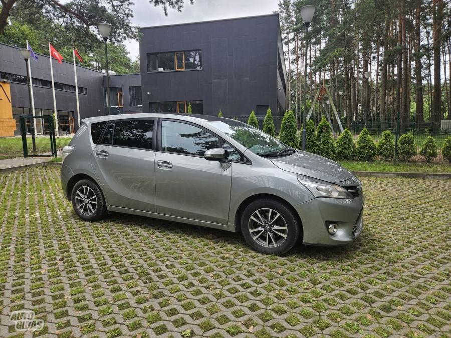 Pelēks Toyota Verso 2013 Kauņa, ar dzinēja tilpumu 2.00 L un nobraukumu 260 tūkst. km par 4950 €, foto 3 vietnē AUTOMOTO.COM.LV