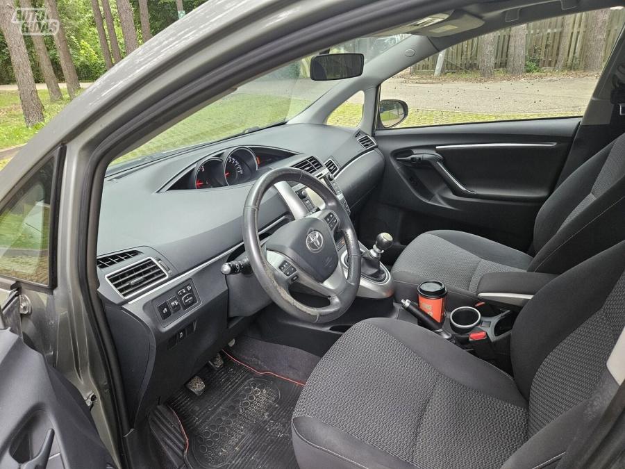 Pelēks Toyota Verso 2013 Kauņa, ar dzinēja tilpumu 2.00 L un nobraukumu 260 tūkst. km par 4950 €, foto 16 vietnē AUTOMOTO.COM.LV