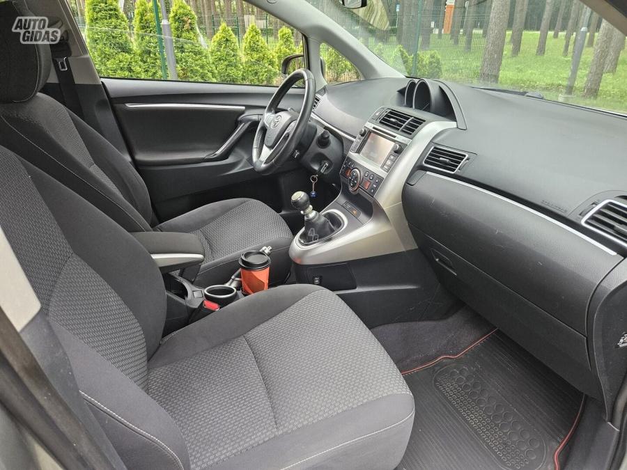 Pelēks Toyota Verso 2013 Kauņa, ar dzinēja tilpumu 2.00 L un nobraukumu 260 tūkst. km par 4950 €, foto 17 vietnē AUTOMOTO.COM.LV