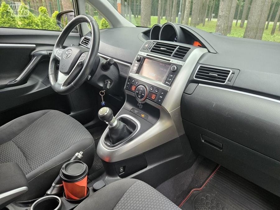 Pelēks Toyota Verso 2013 Kauņa, ar dzinēja tilpumu 2.00 L un nobraukumu 260 tūkst. km par 4950 €, foto 18 vietnē AUTOMOTO.COM.LV