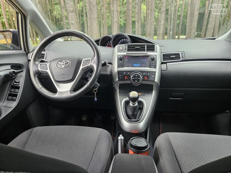 Pelēks Toyota Verso 2013 Kauņa, ar dzinēja tilpumu 2.00 L un nobraukumu 260 tūkst. km par 4950 €, foto 19 vietnē AUTOMOTO.COM.LV