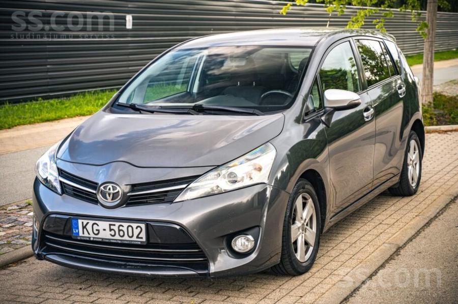Grey Toyota Verso 2013 in Riga, with an engine capacity of 2.00 L and mileage of 123 thousand km for 5590 €, photo 1 on AUTOMOTO.COM.LV