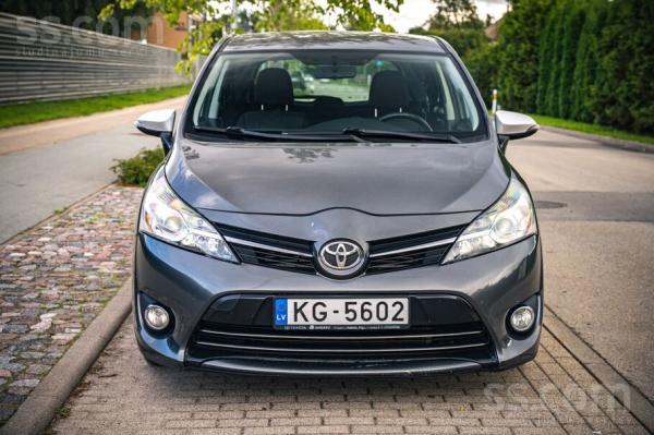 Pelēks Toyota Verso 2013 Rīga, ar dzinēja tilpumu 2.00 L un nobraukumu 123 tūkst. km par 5590 €, foto 2 vietnē AUTOMOTO.COM.LV