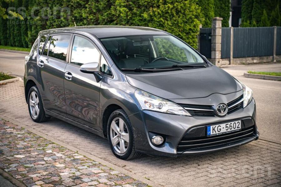 Grey Toyota Verso 2013 in Riga, with an engine capacity of 2.00 L and mileage of 123 thousand km for 5590 €, photo 4 on AUTOMOTO.COM.LV