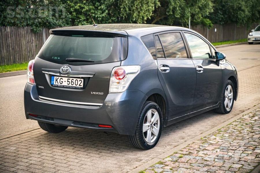 Grey Toyota Verso 2013 in Riga, with an engine capacity of 2.00 L and mileage of 123 thousand km for 5590 €, photo 5 on AUTOMOTO.COM.LV