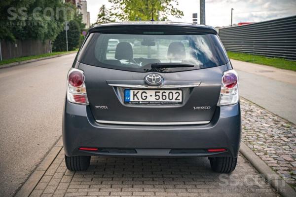 Pelēks Toyota Verso 2013 Rīga, ar dzinēja tilpumu 2.00 L un nobraukumu 123 tūkst. km par 5590 €, foto 5 vietnē AUTOMOTO.COM.LV