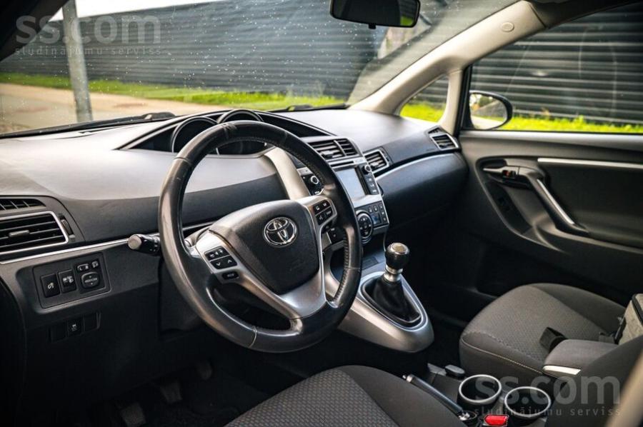 Grey Toyota Verso 2013 in Riga, with an engine capacity of 2.00 L and mileage of 123 thousand km for 5590 €, photo 16 on AUTOMOTO.COM.LV