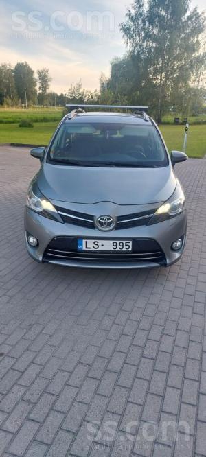 Pelēks Toyota Verso 2013 Kuldīga, ar dzinēja tilpumu 1.80 L un nobraukumu 232 tūkst. km par 5500 €, foto  vietnē AUTOMOTO.COM.LV