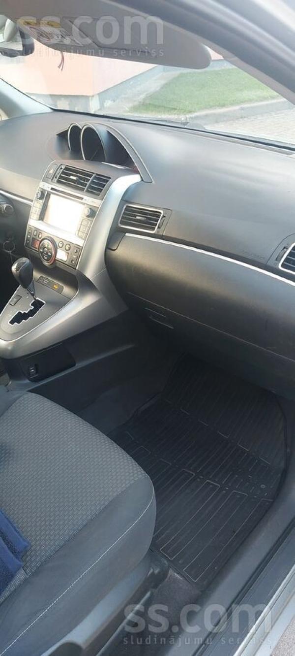 Pelēks Toyota Verso 2013 Kuldīga, ar dzinēja tilpumu 1.80 L un nobraukumu 232 tūkst. km par 5500 €, foto 5 vietnē AUTOMOTO.COM.LV