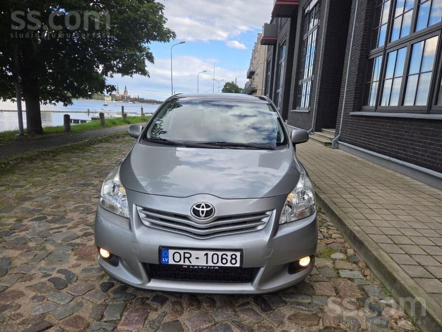 Grey Toyota Verso 2013 in Riga, with an engine capacity of 2.00 L and mileage of 205 thousand km for 5500 €, photo 3 on AUTOMOTO.COM.LV