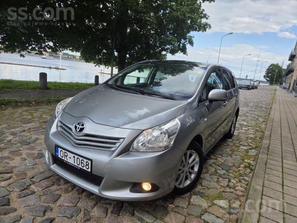 Pelēks Toyota Verso 2013 Rīga, ar dzinēja tilpumu 2.00 L un nobraukumu 205 tūkst. km par 5500 €, foto 3 vietnē AUTOMOTO.COM.LV