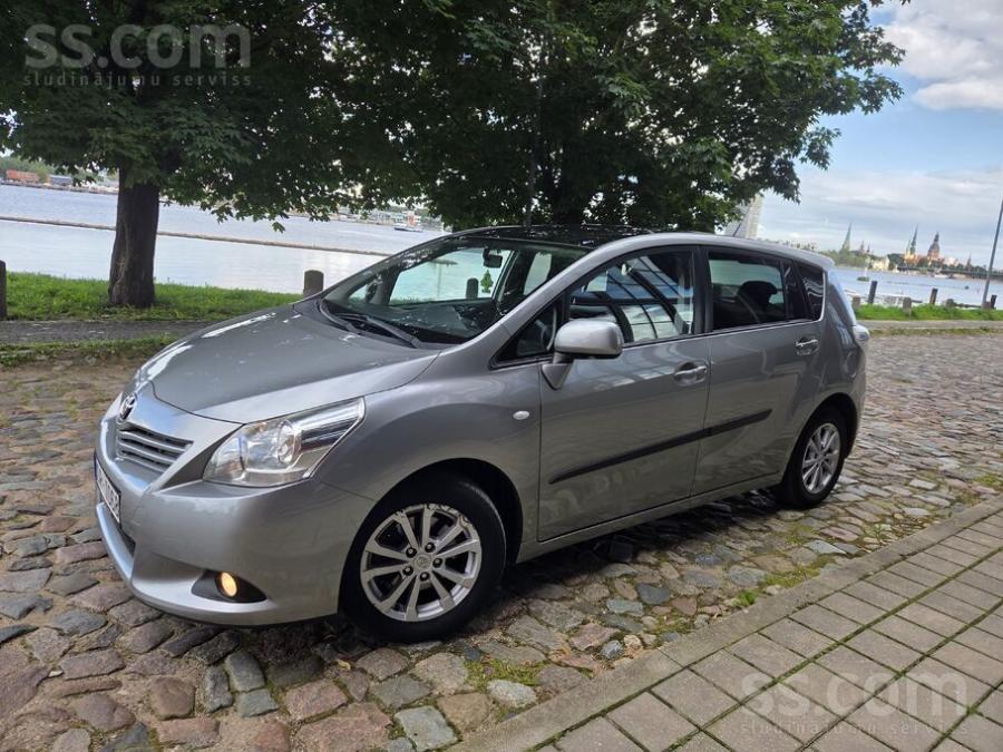 Grey Toyota Verso 2013 in Riga, with an engine capacity of 2.00 L and mileage of 205 thousand km for 5500 €, photo 5 on AUTOMOTO.COM.LV