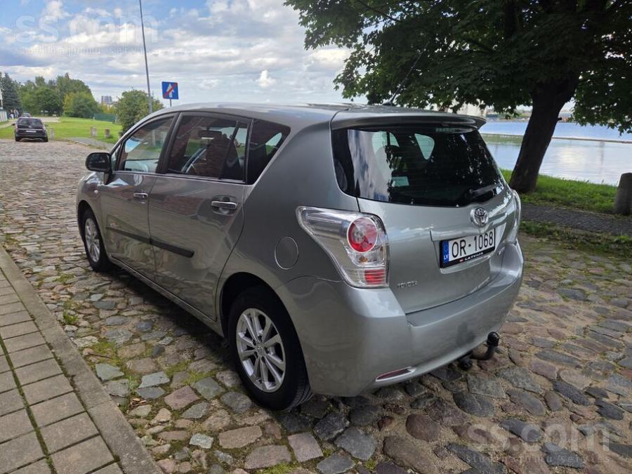 Grey Toyota Verso 2013 in Riga, with an engine capacity of 2.00 L and mileage of 205 thousand km for 5500 €, photo 7 on AUTOMOTO.COM.LV