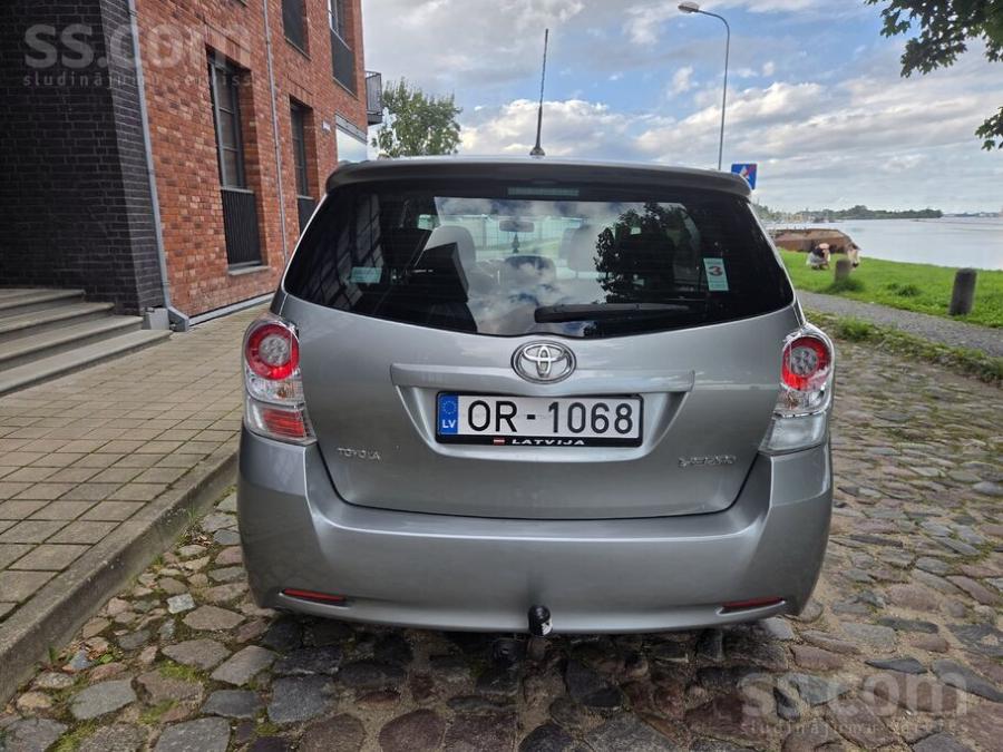 Grey Toyota Verso 2013 in Riga, with an engine capacity of 2.00 L and mileage of 205 thousand km for 5500 €, photo 9 on AUTOMOTO.COM.LV
