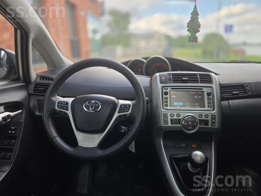 Grey Toyota Verso 2013 in Riga, with an engine capacity of 2.00 L and mileage of 205 thousand km for 5500 €, photo 19 on AUTOMOTO.COM.LV