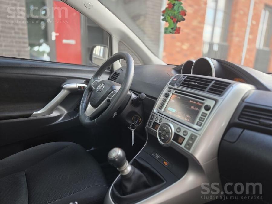 Grey Toyota Verso 2013 in Riga, with an engine capacity of 2.00 L and mileage of 205 thousand km for 5500 €, photo 23 on AUTOMOTO.COM.LV