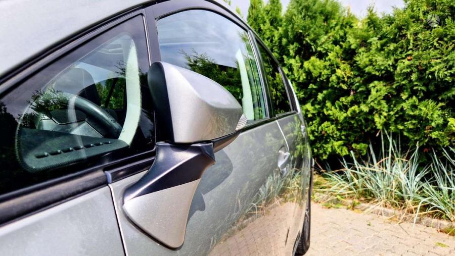 Pelēks Toyota Verso 2013 Viļņa, ar dzinēja tilpumu 2.00 L un nobraukumu 269 tūkst. km par 5800 €, foto 18 vietnē AUTOMOTO.COM.LV