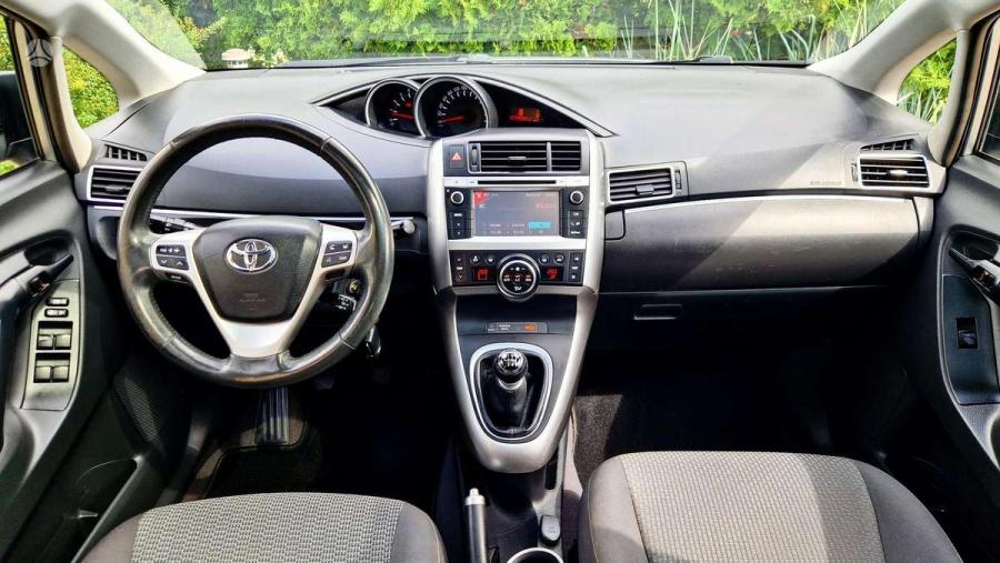 Pelēks Toyota Verso 2013 Viļņa, ar dzinēja tilpumu 2.00 L un nobraukumu 269 tūkst. km par 5800 €, foto 20 vietnē AUTOMOTO.COM.LV