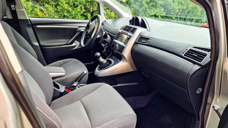Pelēks Toyota Verso 2013 Viļņa, ar dzinēja tilpumu 2.00 L un nobraukumu 269 tūkst. km par 5800 €, foto 23 vietnē AUTOMOTO.COM.LV