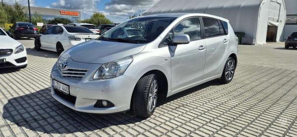 Grey Toyota Verso 2013 in Kaunas, with an engine capacity of 2.00 L and mileage of 227 thousand km for 5150 €, photo 1 on AUTOMOTO.COM.LV