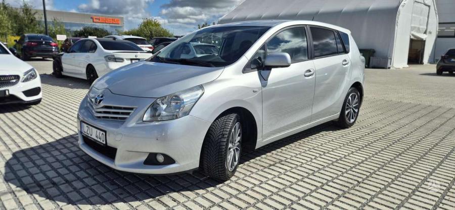 Grey Toyota Verso 2013 in Kaunas, with an engine capacity of 2.00 L and mileage of 227 thousand km for 5150 €, photo 1 on AUTOMOTO.COM.LV