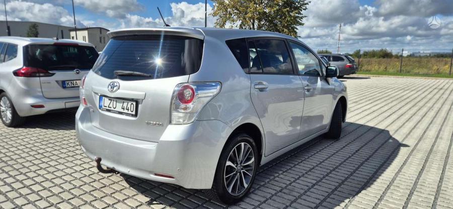 Grey Toyota Verso 2013 in Kaunas, with an engine capacity of 2.00 L and mileage of 227 thousand km for 5150 €, photo 4 on AUTOMOTO.COM.LV