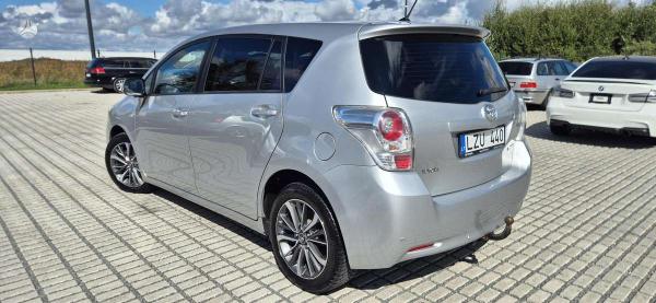 Grey Toyota Verso 2013 in Kaunas, with an engine capacity of 2.00 L and mileage of 227 thousand km for 5150 €, photo 5 on AUTOMOTO.COM.LV