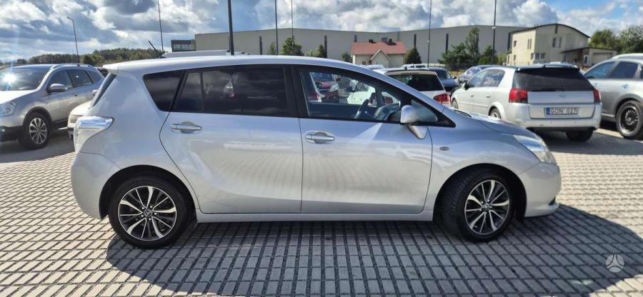 Grey Toyota Verso 2013 in Kaunas, with an engine capacity of 2.00 L and mileage of 227 thousand km for 5150 €, photo 9 on AUTOMOTO.COM.LV