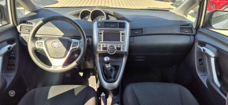Grey Toyota Verso 2013 in Kaunas, with an engine capacity of 2.00 L and mileage of 227 thousand km for 5150 €, photo 10 on AUTOMOTO.COM.LV