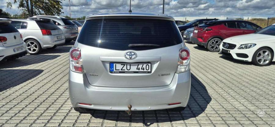 Grey Toyota Verso 2013 in Kaunas, with an engine capacity of 2.00 L and mileage of 227 thousand km for 5150 €, photo 11 on AUTOMOTO.COM.LV