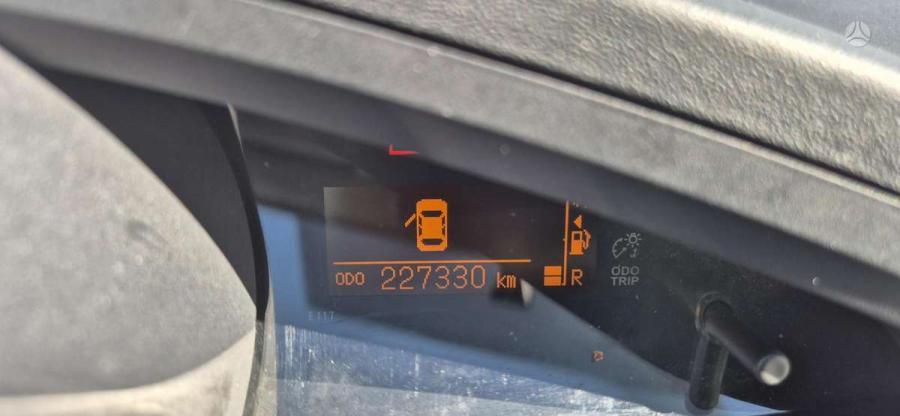 Grey Toyota Verso 2013 in Kaunas, with an engine capacity of 2.00 L and mileage of 227 thousand km for 5150 €, photo 12 on AUTOMOTO.COM.LV