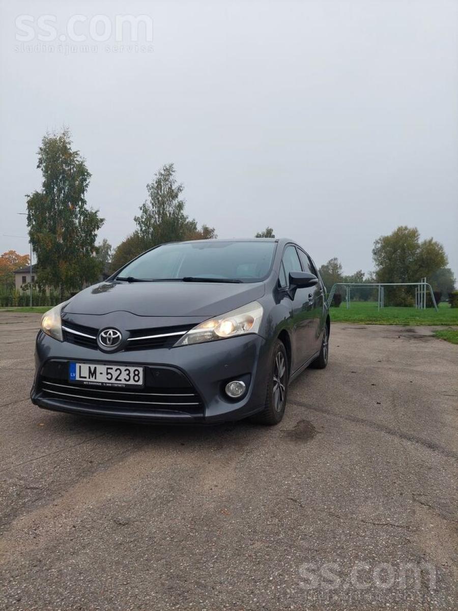 Pelēks Toyota Verso 2013 Jelgava, ar dzinēja tilpumu 2.00 L un nobraukumu 293 tūkst. km par 4900 €, foto 1 vietnē AUTOMOTO.COM.LV