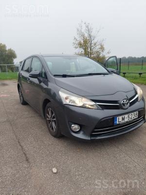 Pelēks Toyota Verso 2013 Jelgava, ar dzinēja tilpumu 2.00 L un nobraukumu 293 tūkst. km par 4900 €, foto 3 vietnē AUTOMOTO.COM.LV