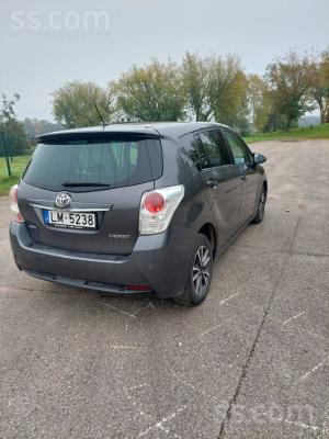 Pelēks Toyota Verso 2013 Jelgava, ar dzinēja tilpumu 2.00 L un nobraukumu 293 tūkst. km par 4900 €, foto 4 vietnē AUTOMOTO.COM.LV