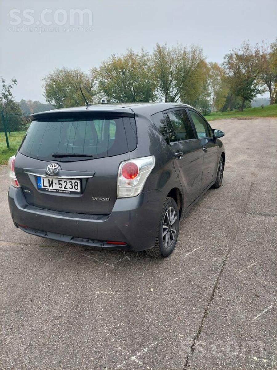 Pelēks Toyota Verso 2013 Jelgava, ar dzinēja tilpumu 2.00 L un nobraukumu 293 tūkst. km par 4900 €, foto 4 vietnē AUTOMOTO.COM.LV