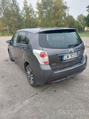 Pelēks Toyota Verso 2013 Jelgava, ar dzinēja tilpumu 2.00 L un nobraukumu 293 tūkst. km par 4900 €, foto 5 vietnē AUTOMOTO.COM.LV
