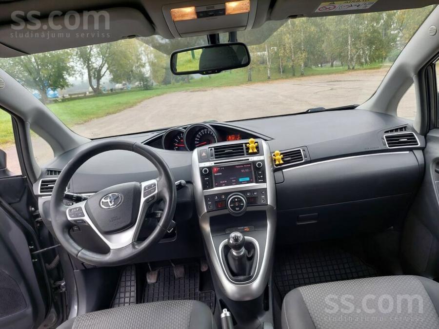 Pelēks Toyota Verso 2013 Jelgava, ar dzinēja tilpumu 2.00 L un nobraukumu 293 tūkst. km par 4900 €, foto 6 vietnē AUTOMOTO.COM.LV