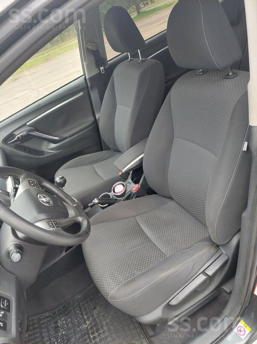 Pelēks Toyota Verso 2013 Jelgava, ar dzinēja tilpumu 2.00 L un nobraukumu 293 tūkst. km par 4900 €, foto 7 vietnē AUTOMOTO.COM.LV