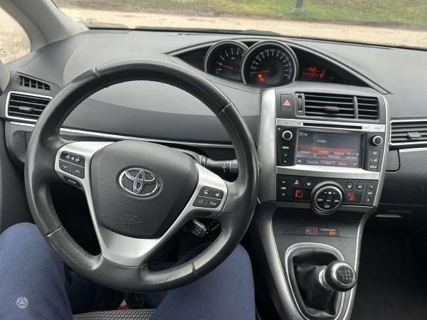 Grey Toyota Verso 2014 in Alytus, with an engine capacity of 1.60 L and mileage of 222 thousand km for 6980 €, photo 9 on AUTOMOTO.COM.LV