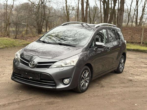 Grey Toyota Verso 2014 in Prienai, with an engine capacity of 1.60 L and mileage of 300 thousand km for 4888 €, photo 1 on AUTOMOTO.COM.LV