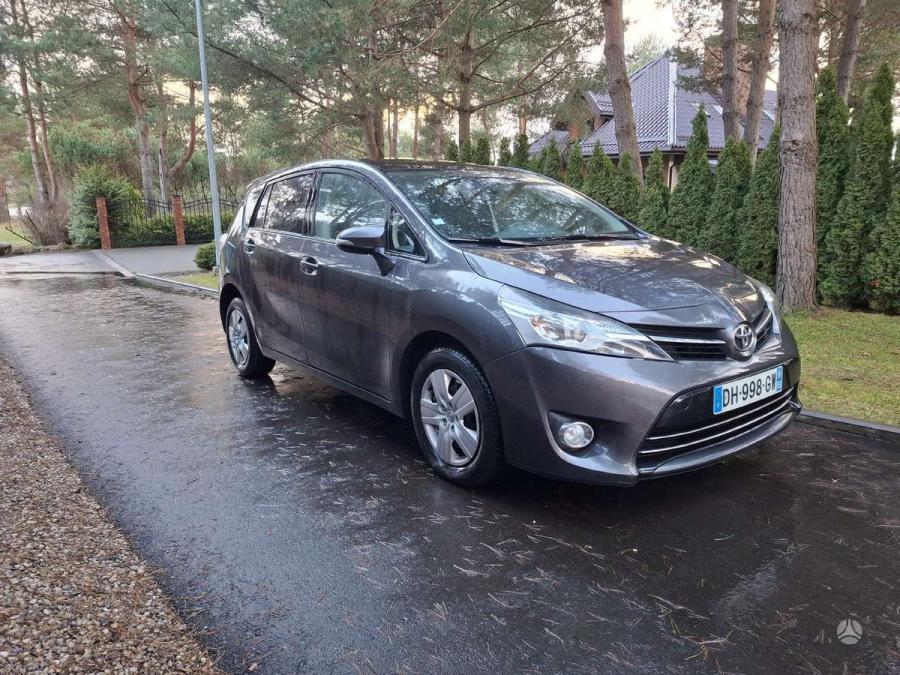 Grey Toyota Verso 2014 in Vilnius, with an engine capacity of 1.60 L and mileage of 221 thousand km for 5700 €, photo 1 on AUTOMOTO.COM.LV