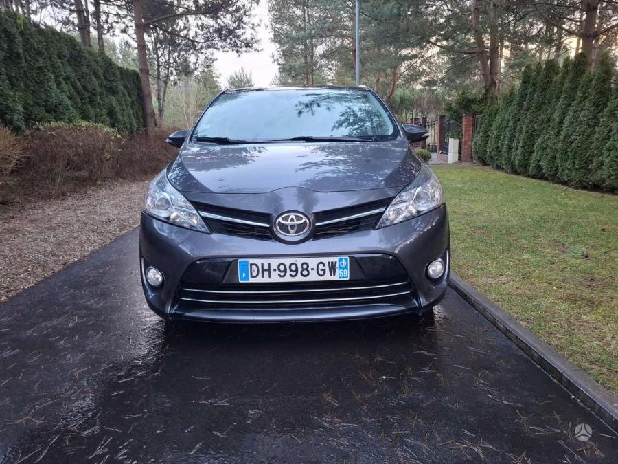 Grey Toyota Verso 2014 in Vilnius, with an engine capacity of 1.60 L and mileage of 221 thousand km for 5700 €, photo 2 on AUTOMOTO.COM.LV