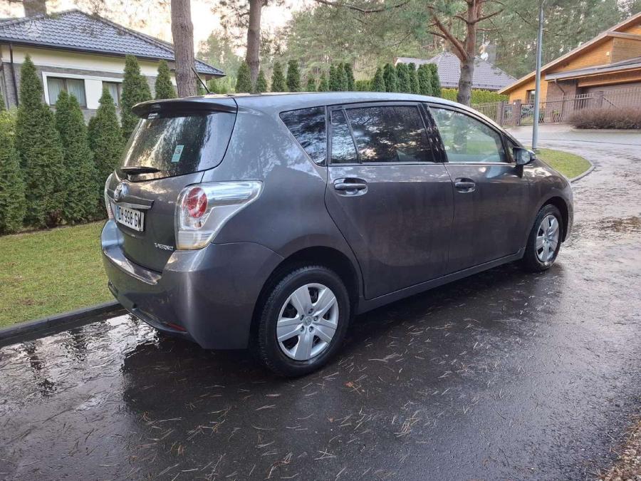 Grey Toyota Verso 2014 in Vilnius, with an engine capacity of 1.60 L and mileage of 221 thousand km for 5700 €, photo 5 on AUTOMOTO.COM.LV