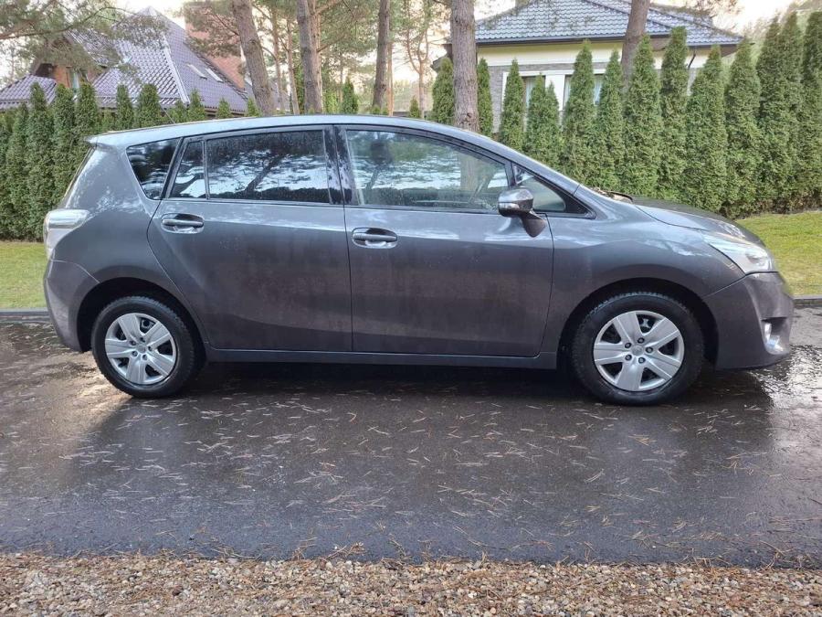 Grey Toyota Verso 2014 in Vilnius, with an engine capacity of 1.60 L and mileage of 221 thousand km for 5700 €, photo 6 on AUTOMOTO.COM.LV