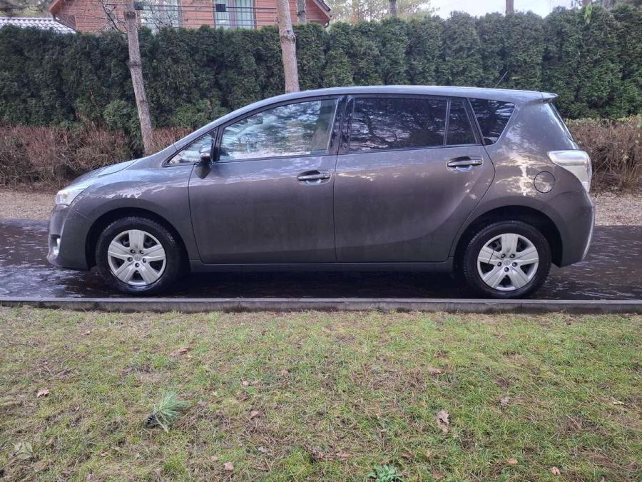 Grey Toyota Verso 2014 in Vilnius, with an engine capacity of 1.60 L and mileage of 221 thousand km for 5700 €, photo 7 on AUTOMOTO.COM.LV