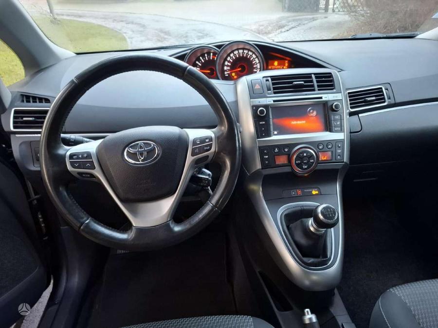 Grey Toyota Verso 2014 in Vilnius, with an engine capacity of 1.60 L and mileage of 221 thousand km for 5700 €, photo 10 on AUTOMOTO.COM.LV