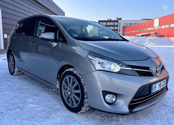 Grey Toyota Verso 2014 in Kaunas, with an engine capacity of 2.20 L and mileage of 194 thousand km for 7400 €, photo 4 on AUTOMOTO.COM.LV
