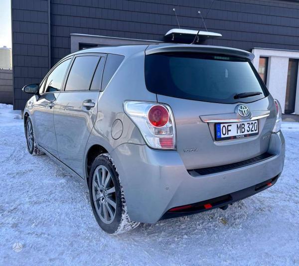 Grey Toyota Verso 2014 in Kaunas, with an engine capacity of 2.20 L and mileage of 194 thousand km for 7400 €, photo 5 on AUTOMOTO.COM.LV