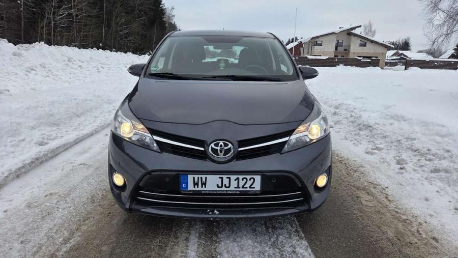 Grey Toyota Verso 2014 in Plunge, with an engine capacity of 2.00 L and mileage of 248 thousand km for 6950 €, photo 6 on AUTOMOTO.COM.LV