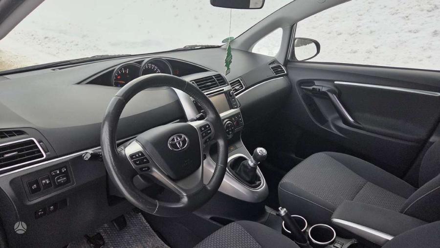 Grey Toyota Verso 2014 in Plunge, with an engine capacity of 2.00 L and mileage of 248 thousand km for 6950 €, photo 8 on AUTOMOTO.COM.LV